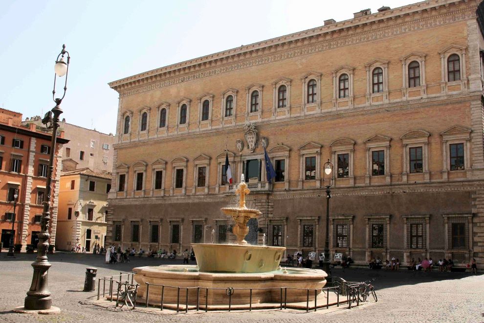 Piazza Farnese: un capolavoro rinascimentale tra edicole sacre e ...